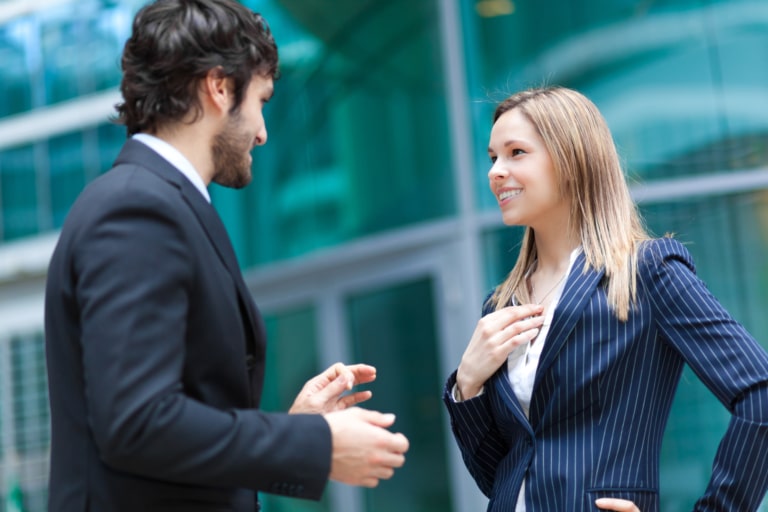 Smalltalk lernen: 9 Tipps & 5 Fallstricke + Themen für müheloses Plaudern