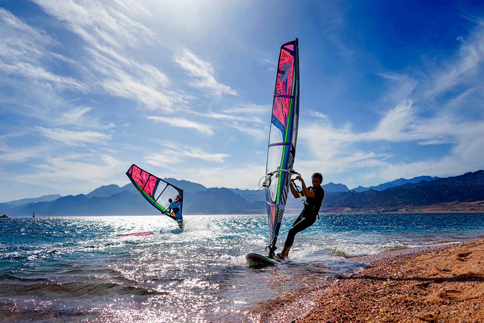 Windsurfen lernen: 7 Tipps für den Einstieg + die perfekte Ausrüstung