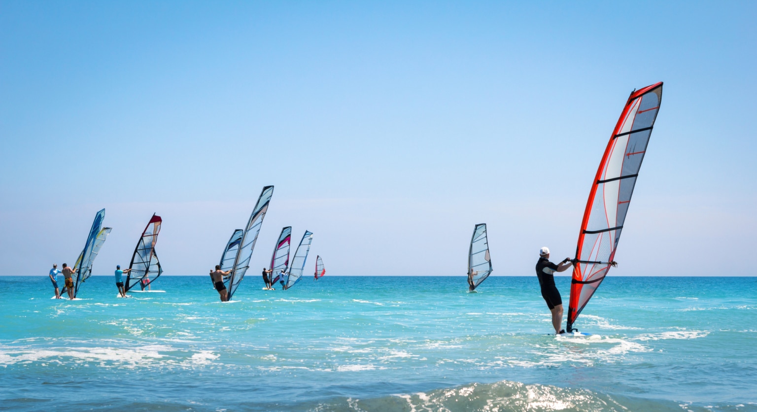 Windsurfen lernen: 7 Tipps für den Einstieg + die perfekte Ausrüstung