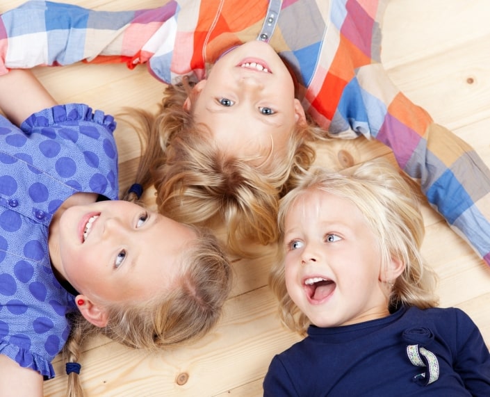 Kinderspiele: 12 tolle Spiele für drinnen & draußen » lernen.net